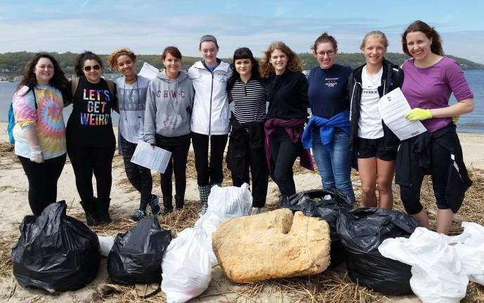 KRHS students clean beach